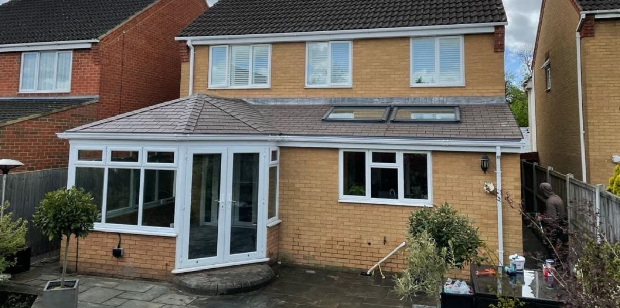 Solid conservatory roof vs polycarbonate roof. How do they differ?